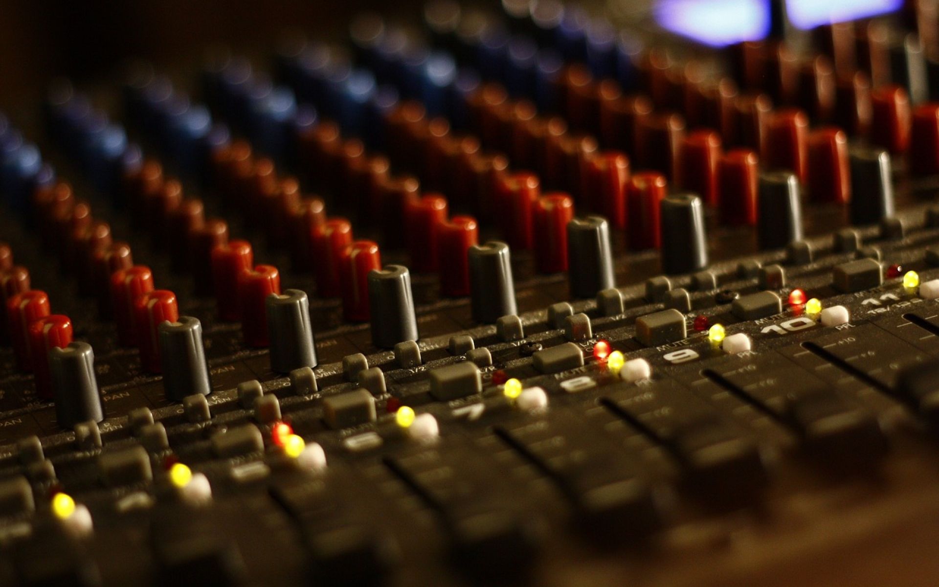 Best DAW Setups for Remote Audio Engineering: Top Tools and Tips - DepartureMusic.com