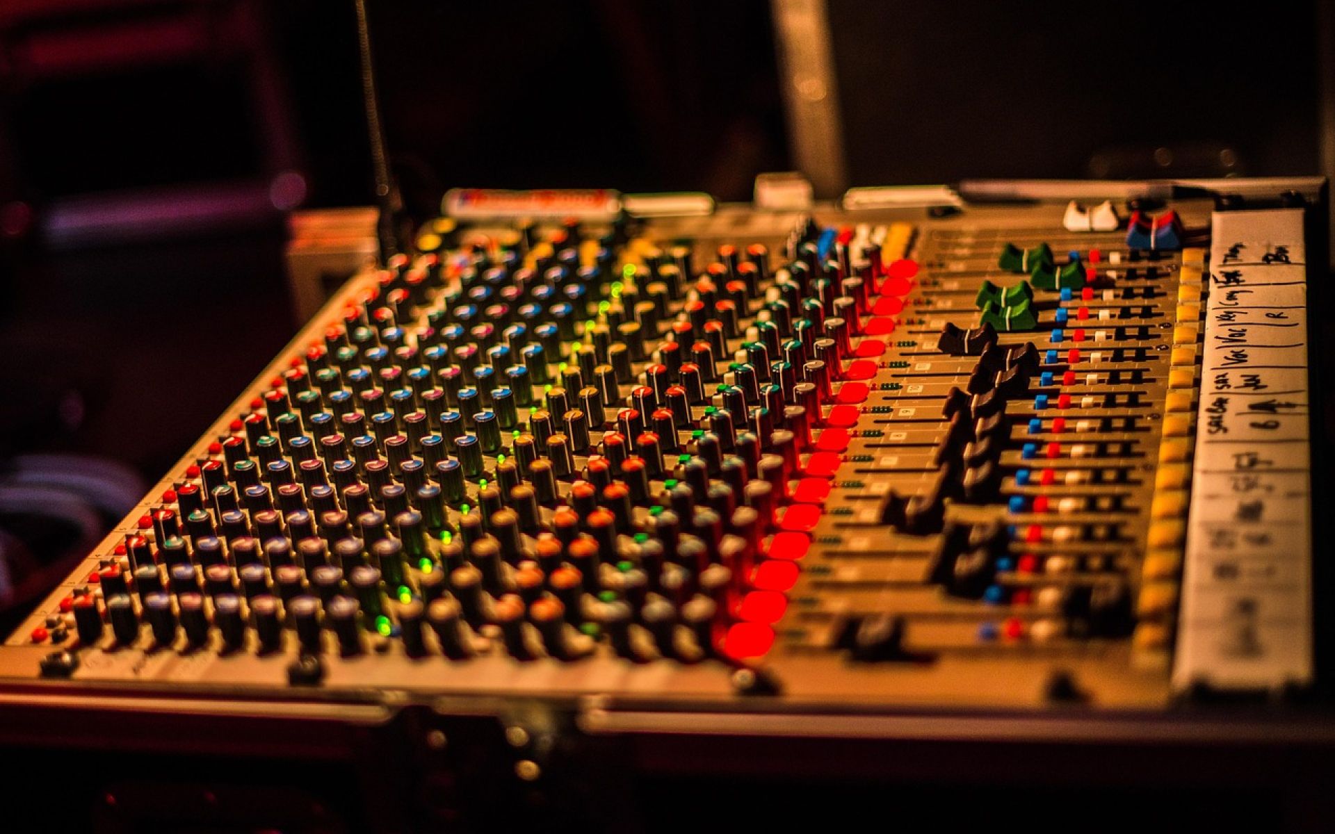 Master Dynamic Audio Leveling in Engineering Projects Using DAWs - DepartureMusic.com